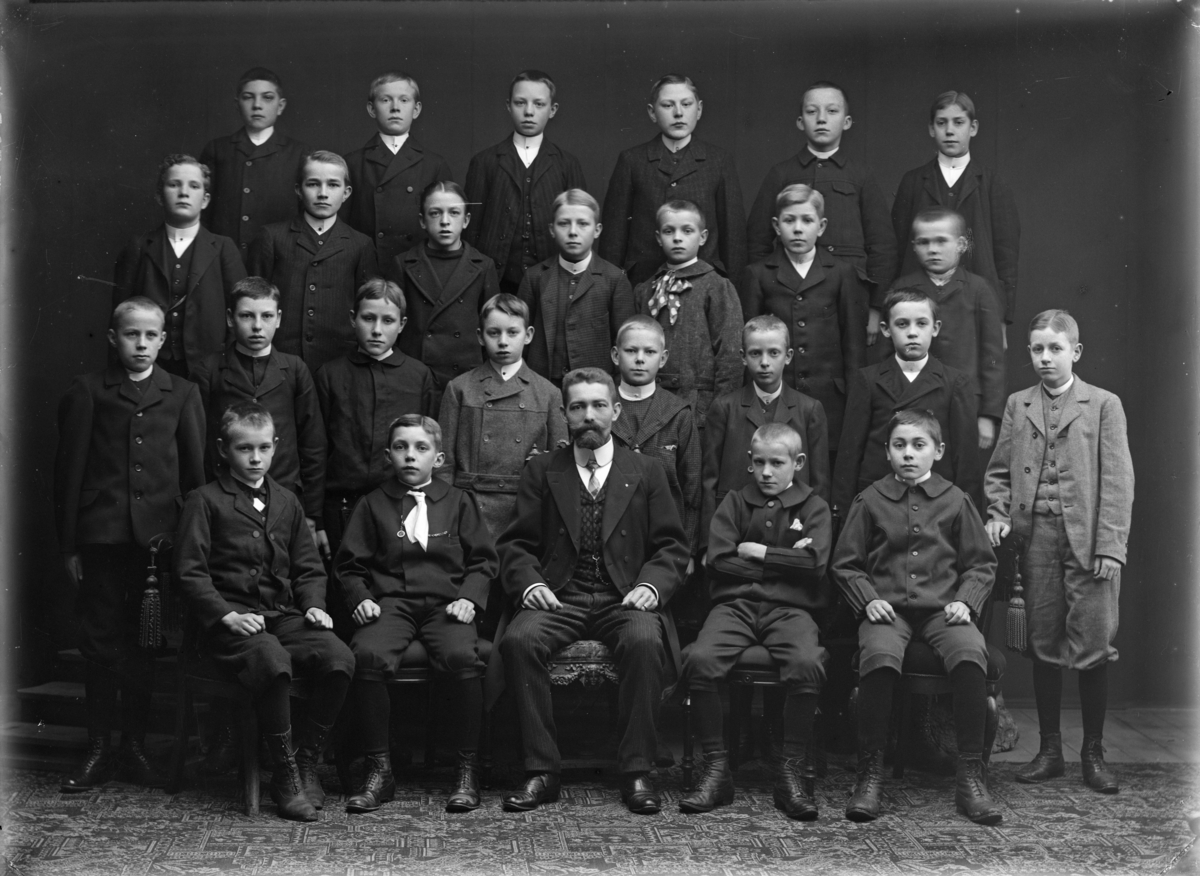 Skolelever med lärare, pojkar, ateljebild - Enköpings museum ...