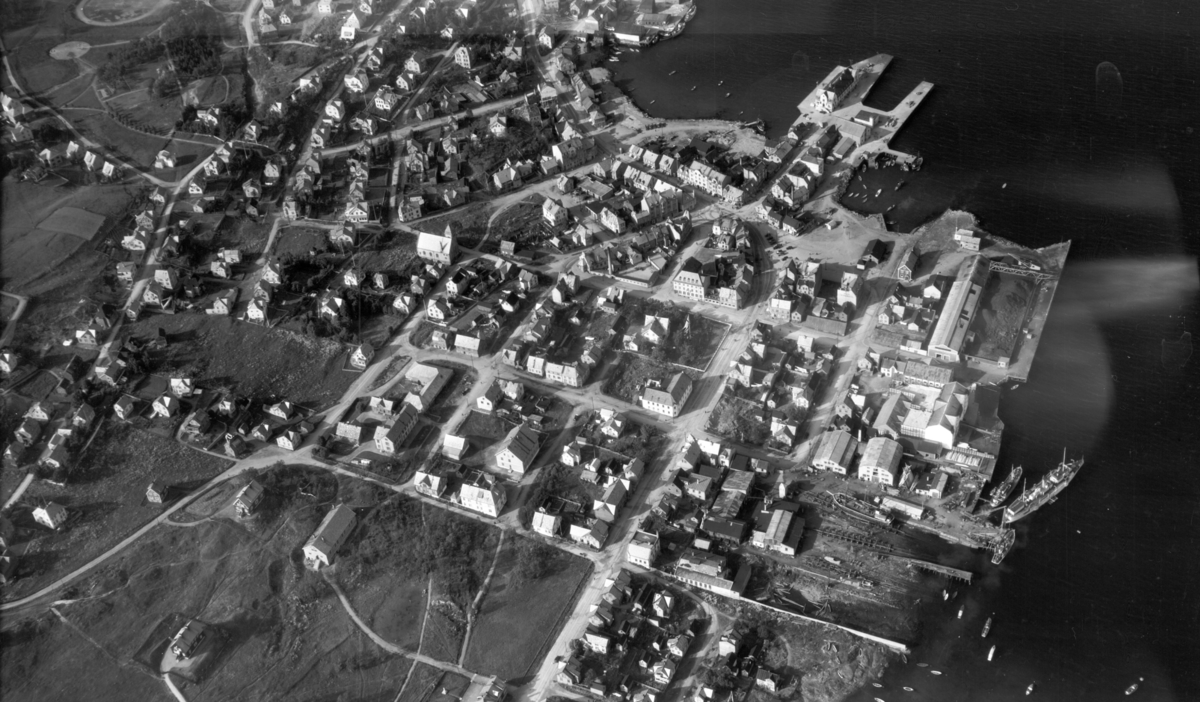 Flyfoto av Harstad sett ovenfra. - Sør-Troms Museum / DigitaltMuseum