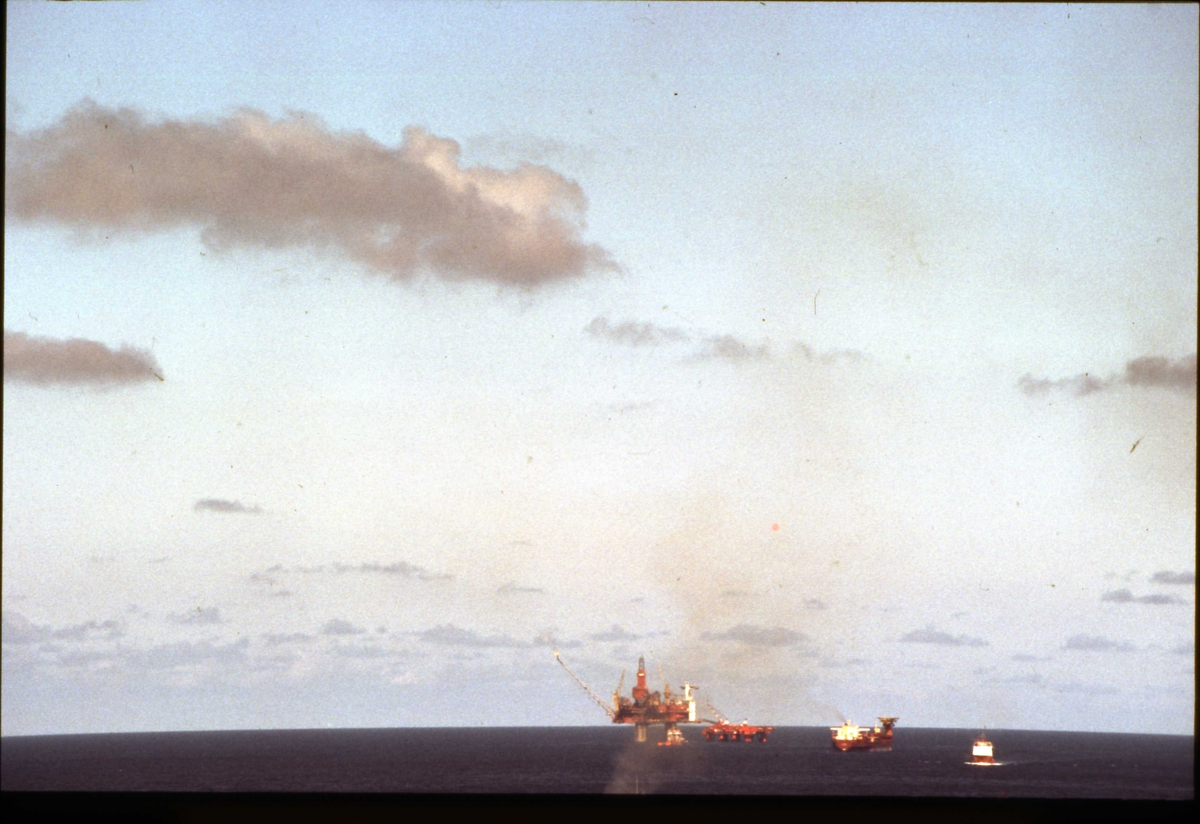 Statfjord C med flotell. Tankskip i gang med lasting fra bøye. - Norsk ...