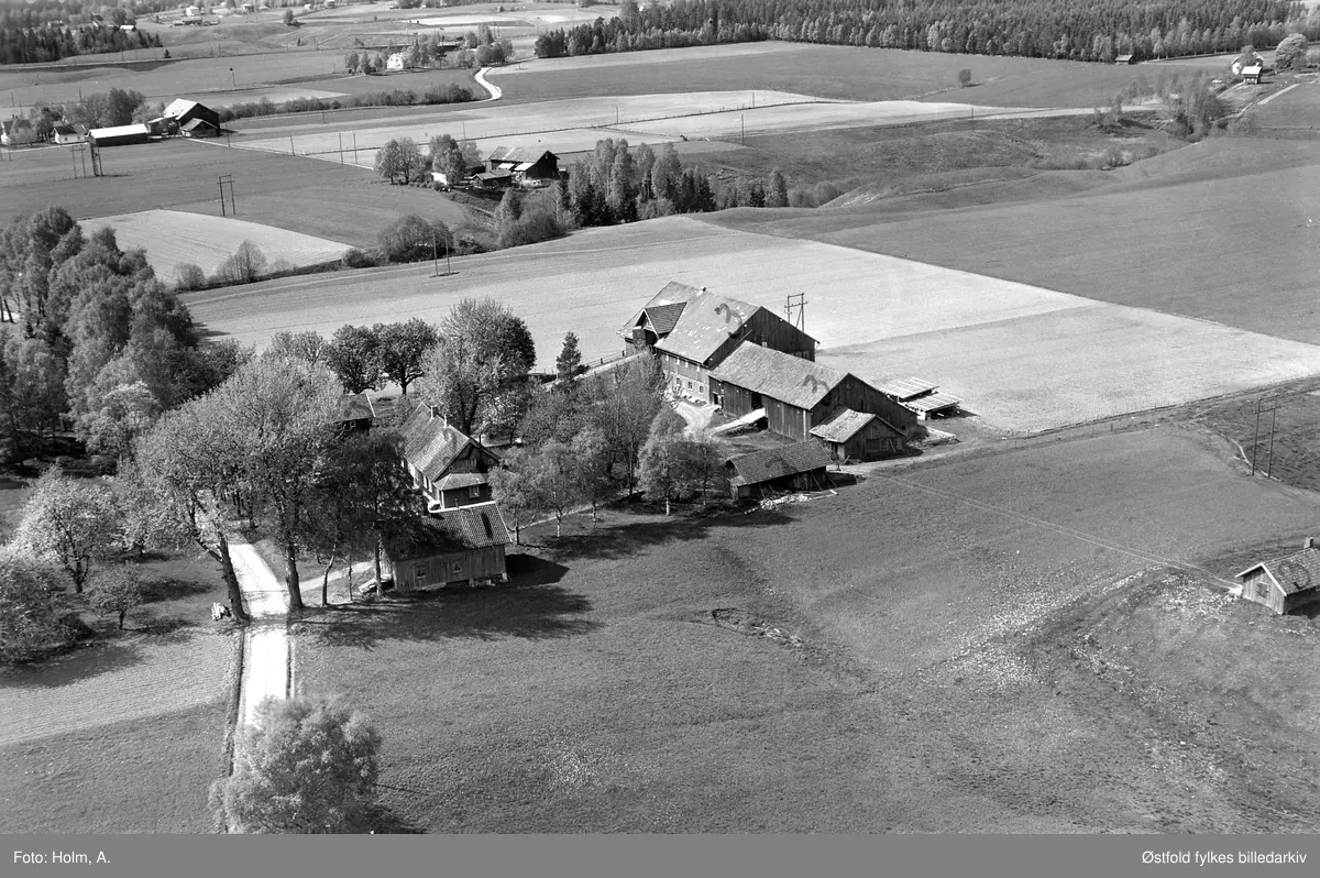Gården Berg i Eidsberg, flyfoto fra 27. mai 1957. - Østfold fylkes ...