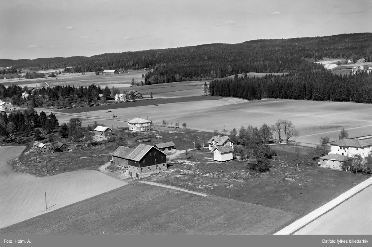 Gården Berg i Eidsberg, flyfoto fra 27. mai 1957. - Østfold fylkes ...
