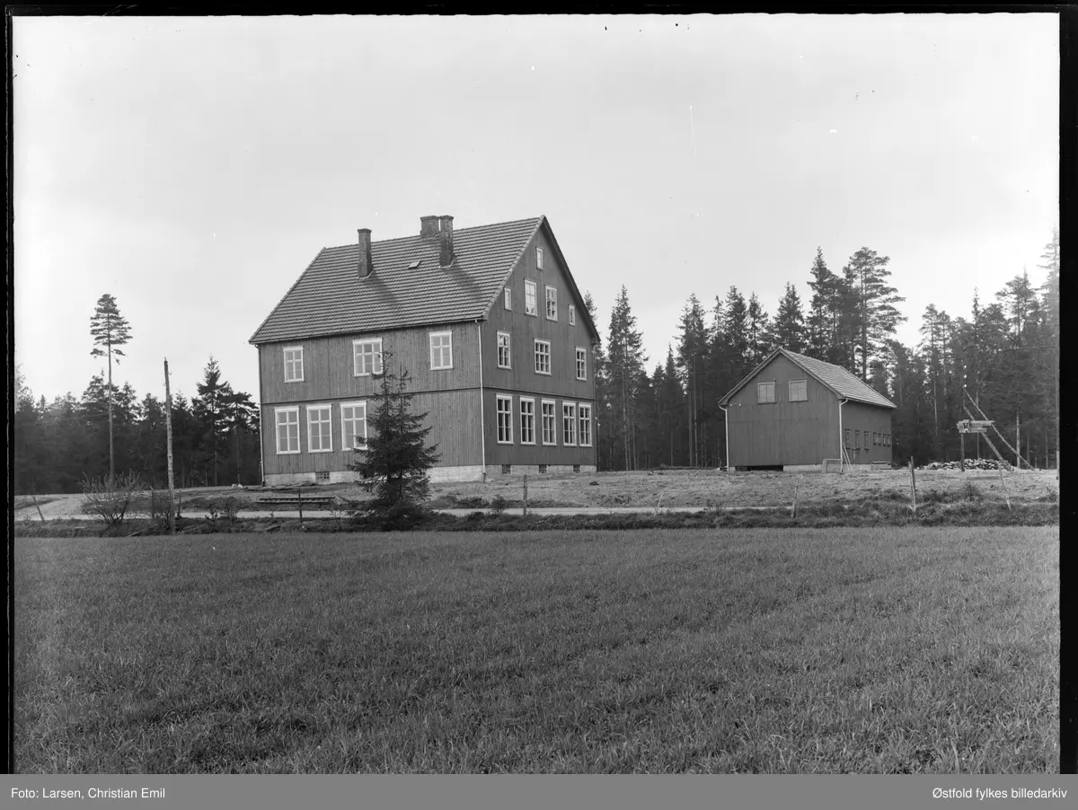Gjulem skole i Rakkestad, med lite uthus til venstre. Skolen ble bygd i ...