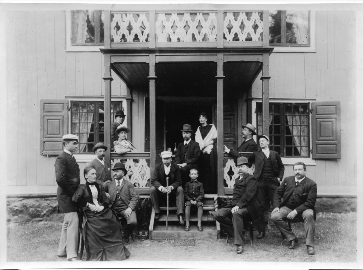 Familjen Strindberg på Jakobsberg. Nils Strindberg stående till vänster ...