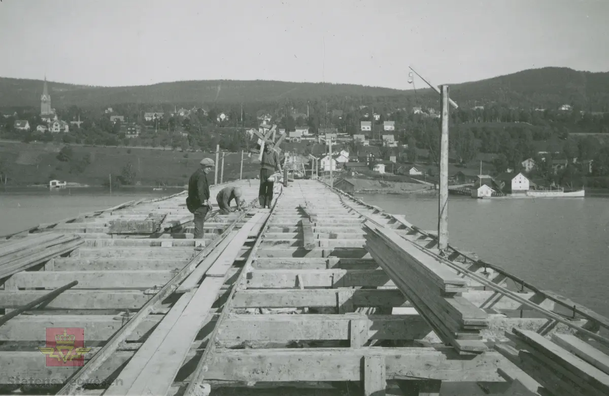 Vingnesbrua på Lillehammer under oppbygging i perioden 1930-1934 ...