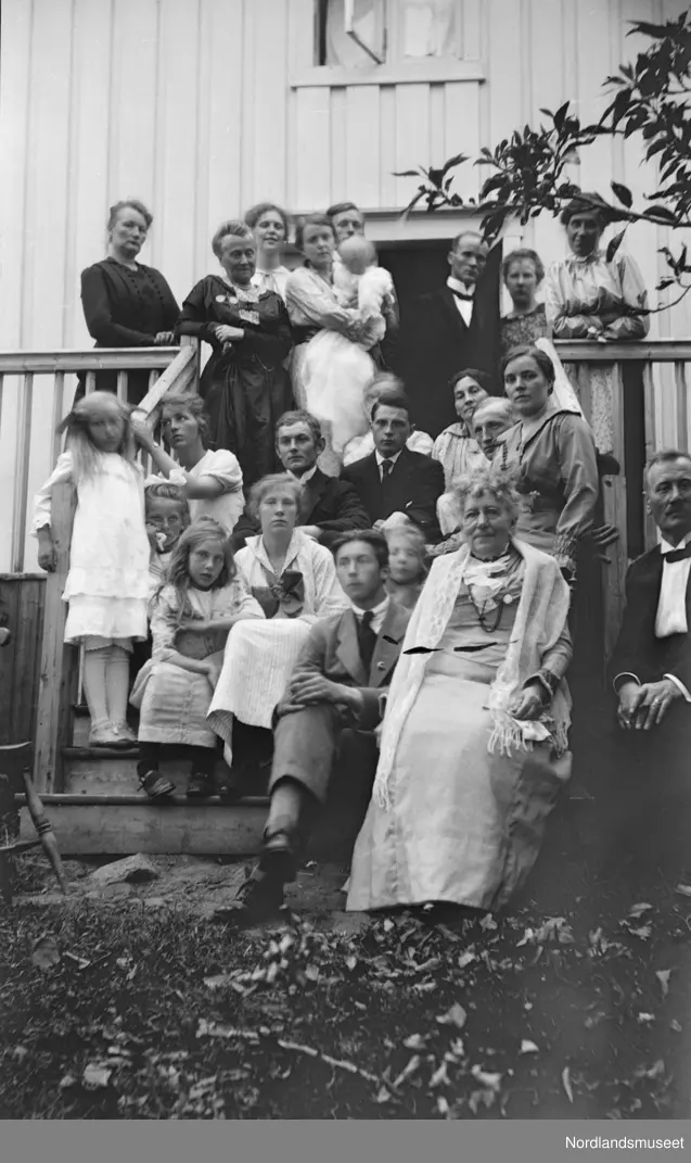 Unni Strands barnedåp, mange mennesker samlet på trappa ...