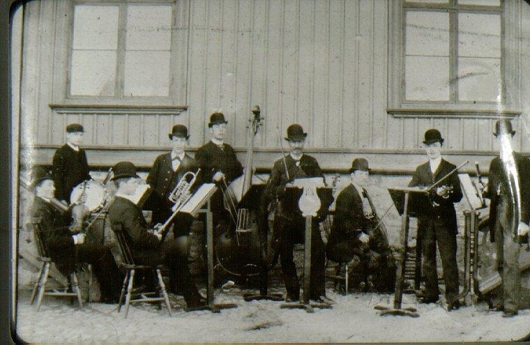 Musikföreningen Lyran 1888 utanför gamla folkskolan. Från vänster ...