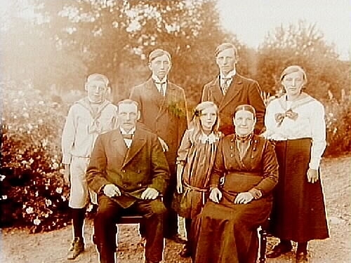 Familj 7 personer. Gustaf Erikssons familj. Anna Eriksson (namn som ...