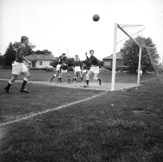 Fotbollsmatch. Sund-Emba. - Örebro läns museum / DigitaltMuseum