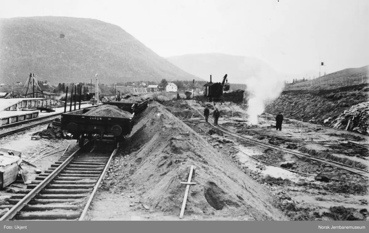 Jernbaneanlegget Mosjøen-Mo i Rana : utvidelse Røsså stasjon, pel 5930 ...