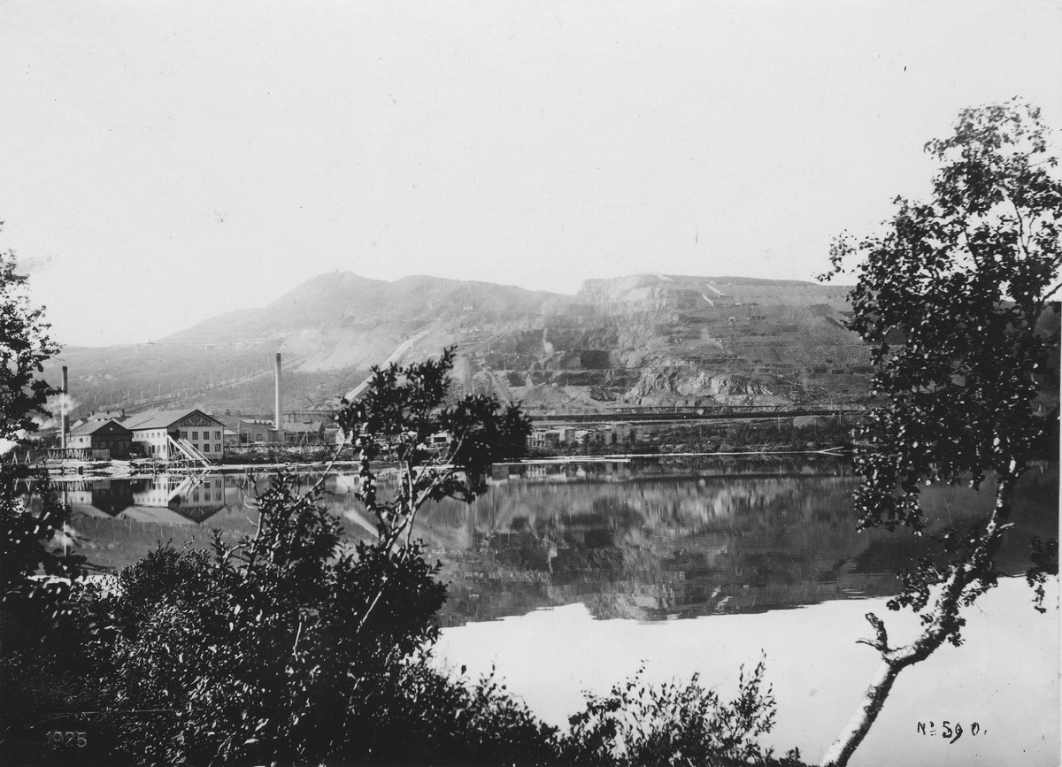 Järnmalmsfält. Kirunavaara sett från Luossajärvi. - Tekniska museet ...
