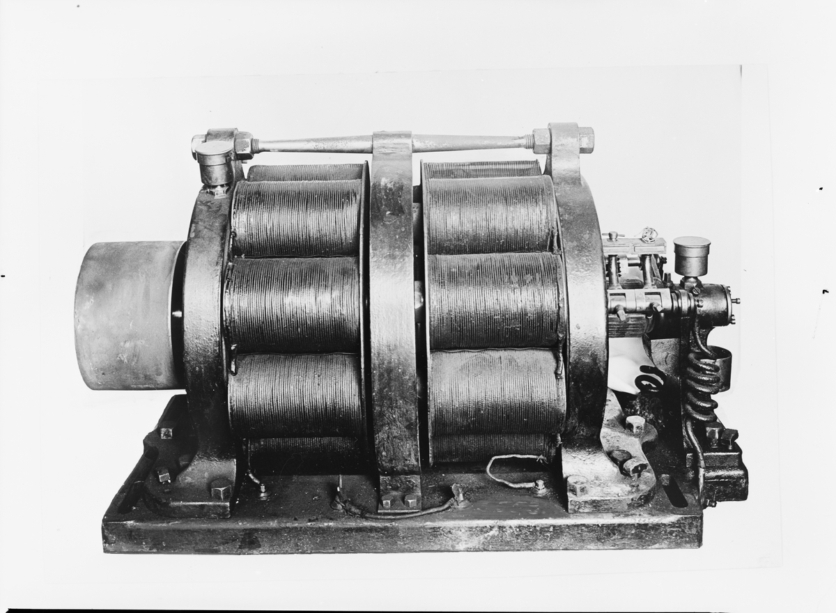 Elektrisk generator med skivankare av Thorins patent, omkring 1885 ...
