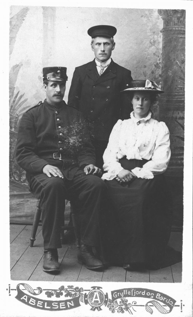 Ekteparet Simon og Emma Bones, samt Leonhard Johan Olsen Strømseng ...