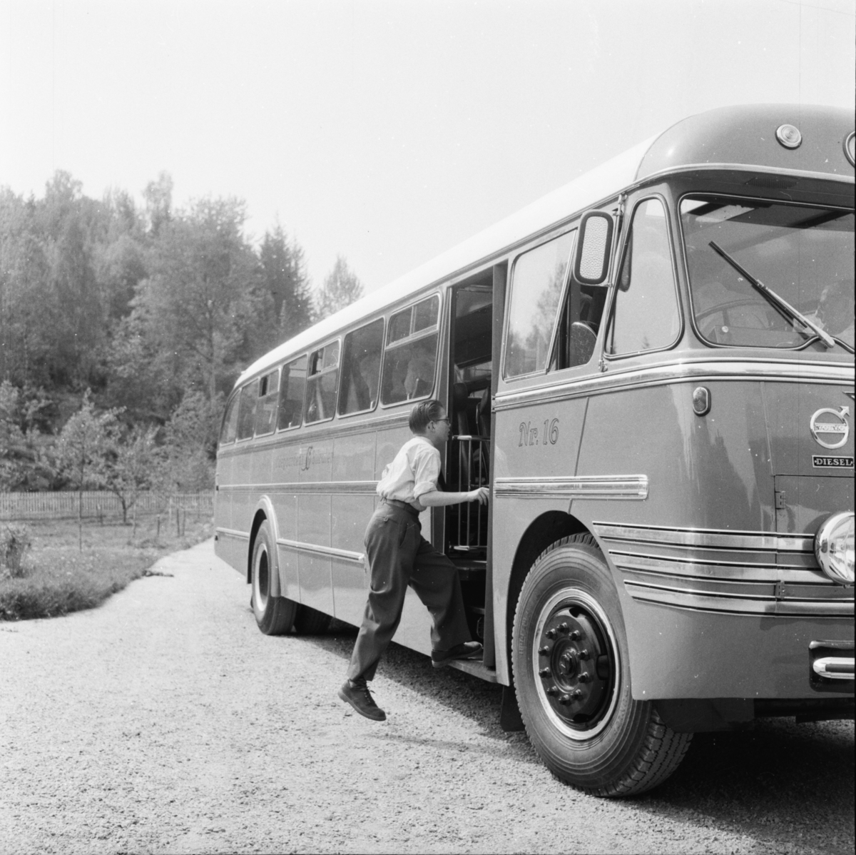 Vardens arkiv. "Ødegårdens nye kontinentalbuss" 30.05.1954 Bussen har ...