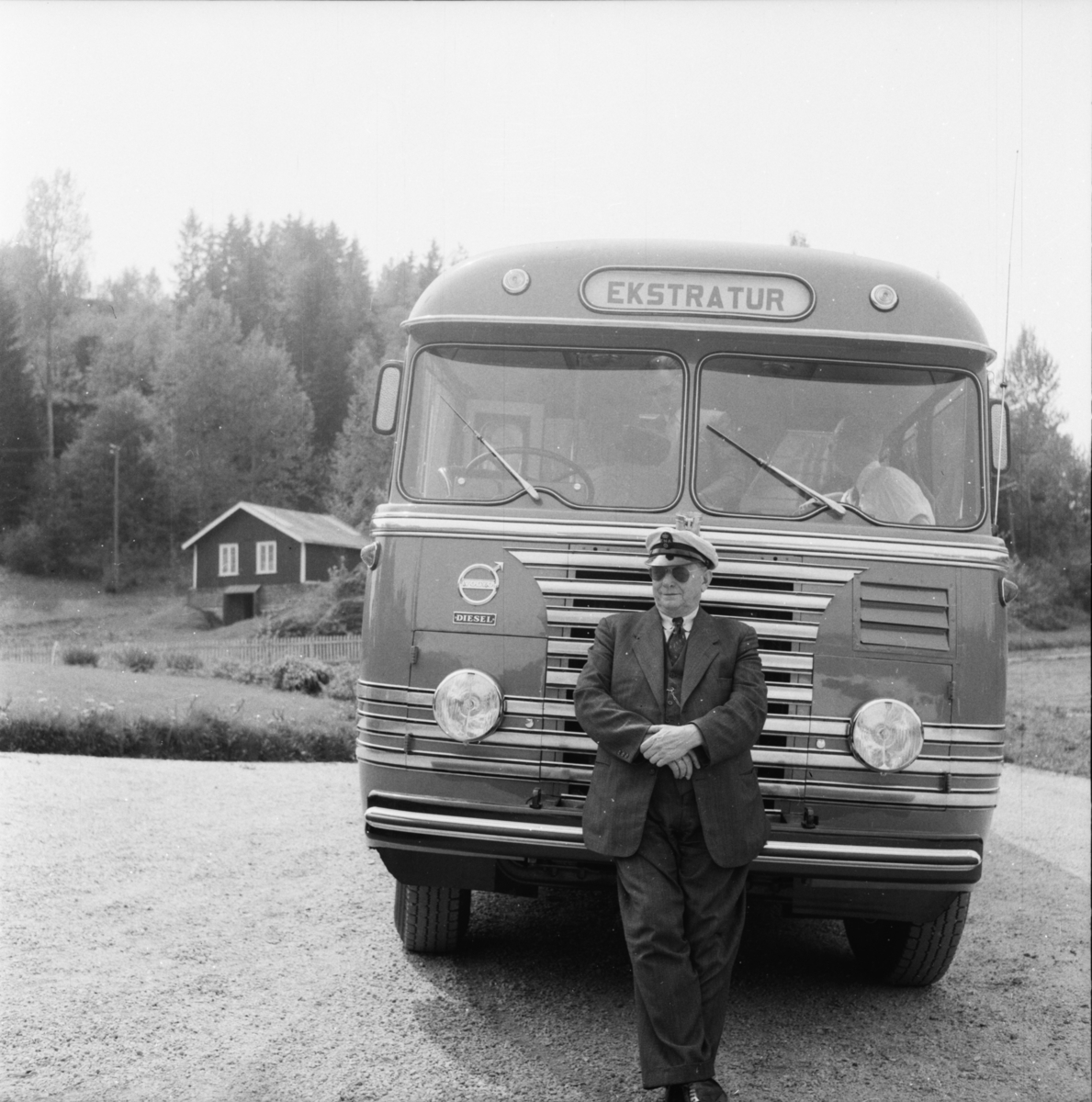 Vardens arkiv. "Ødegårdens nye kontinentalbuss" 30.05.1954 Bussen har ...