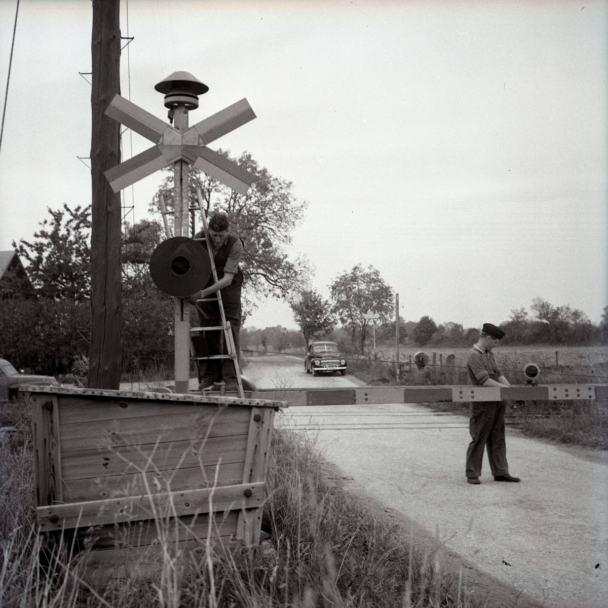 Bommar nedmonteras 11/10 1961. En Volvo PV444 i bakgrunden. - Kalmar ...