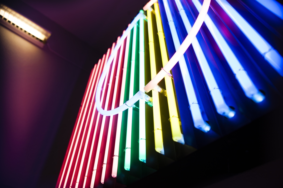 The Sami Peoples Flag in Neon [Lysinstallasjon] - KORO / DigitaltMuseum