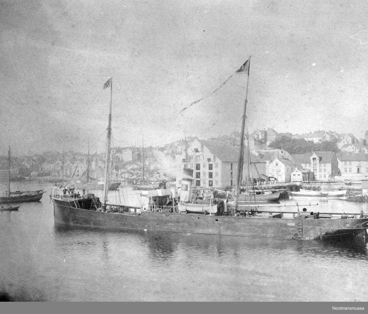 Dampskip med leider og rederiflagg med "C" på vei ut av Vågen. Knudtzon ...