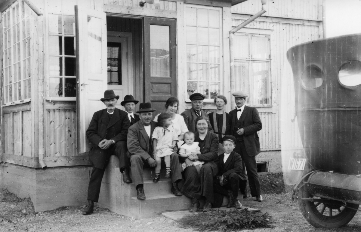 Nybygget klart och inflyttat. Tredje man från vänster Leander Johansson ...