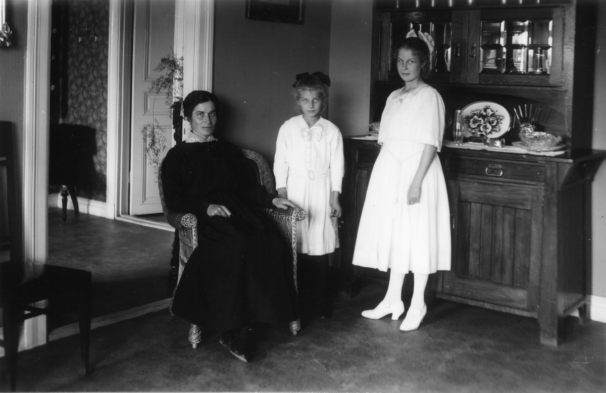 Från vänster: Fru Sjörén med döttrarna Astrid och Signe (de bodde i ...