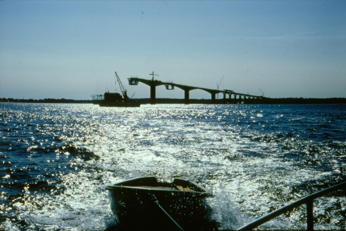 Här ser man hur Ölandsbron växer fram. Den började byggas 1968 och stod ...