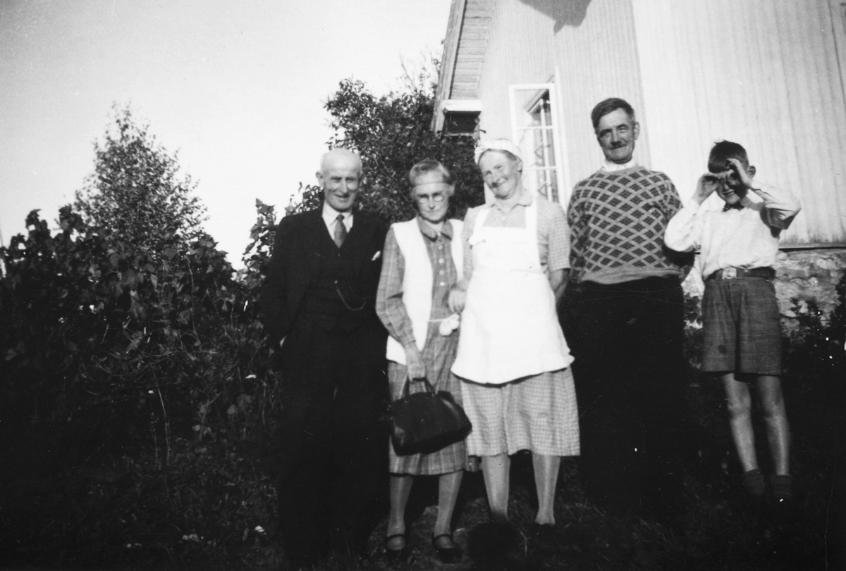 Familiegruppe, Mengsholstuen, f.v. Mathias Christensen Bruvold og kona ...