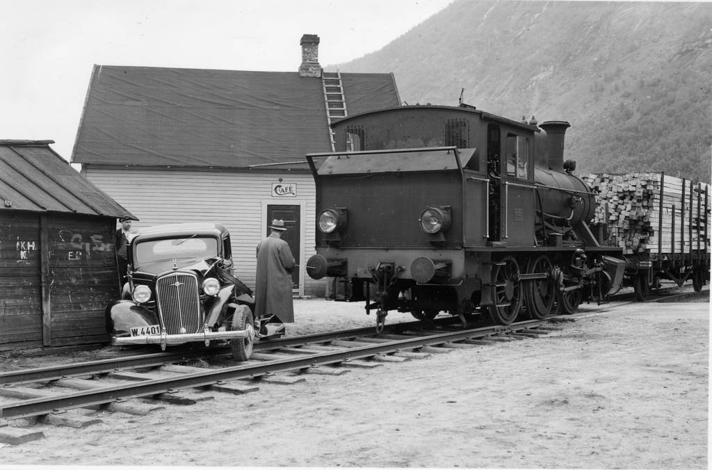 Skifteulykke mellom skiftelok og personbil W4401 ute på Narvik Havn ...