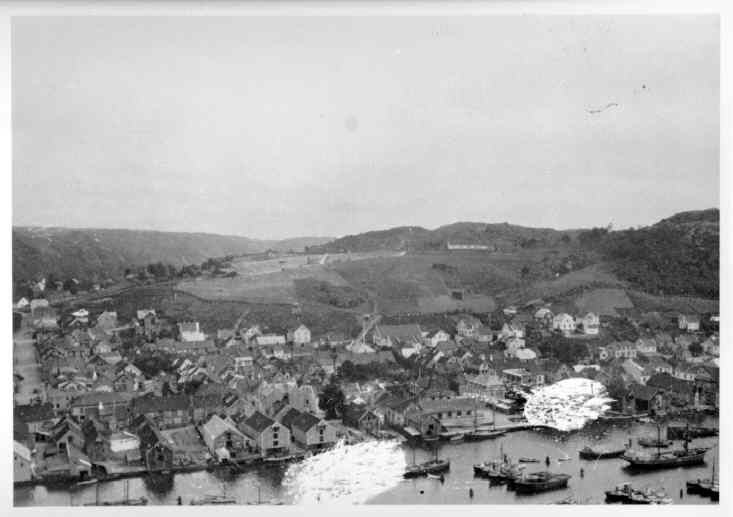Sentrum av Egersund med havnen, prestegården ligger midt på bildet, ca ...