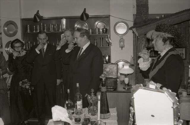 Gullsmed, Israel Riges kafé. Helge Seip - Museum Nord / DigitaltMuseum