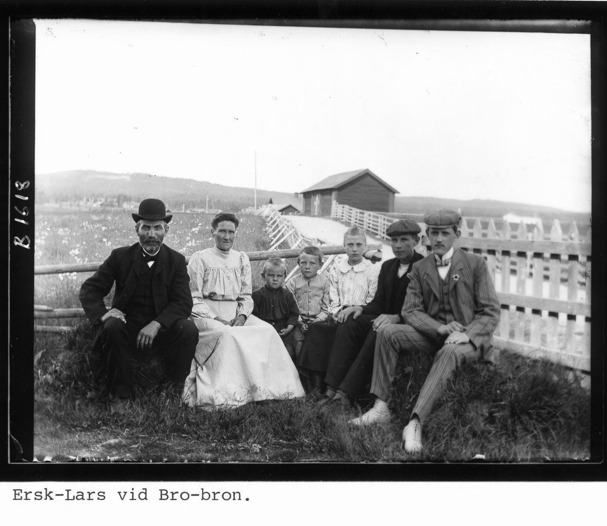 Familjen Ersk-Lars vid Bro-bron. Från vänster: Karl och Johanna Karlsson med barnen Gustav ...