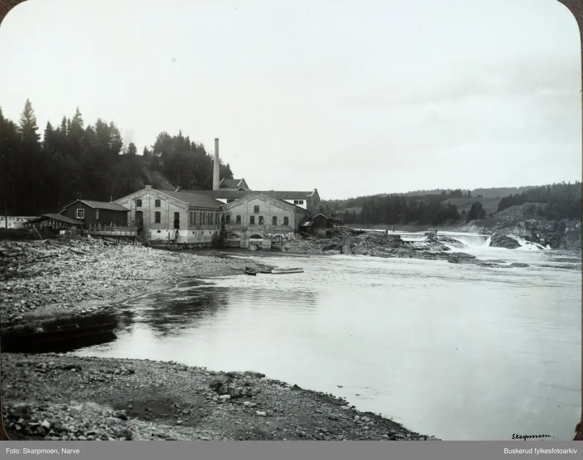 Hellefoss papirfabrikk ved fossen Hellefoss Papirproduksjon siden 1898 ...