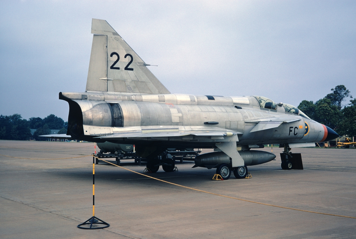 Flygplan SK 37 Viggen nummer 22 från FC uppställt vid flygdagen på ...
