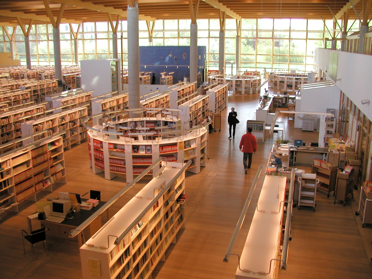 Interiör av Stifts- och landsbiblioteket, bibliotekshallen med ...