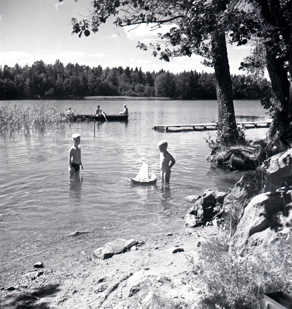 Badande barn i Bestorp, Sätravallen. - Bild Linköping / DigitaltMuseum