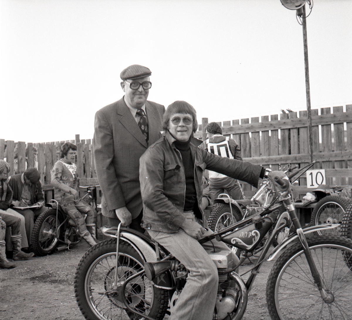 Jubilaren Varg-Olle Nygren på sin speedwaycykel. Bakom honom Arne ...
