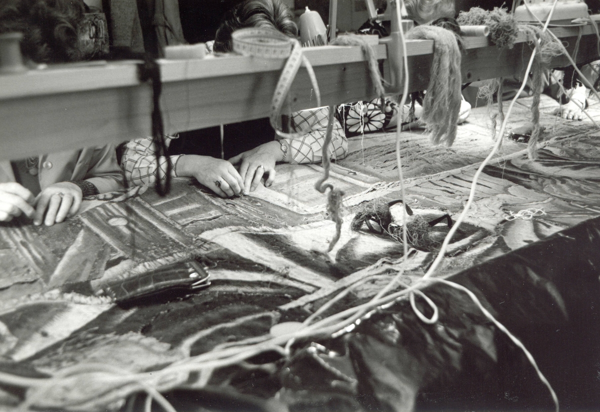 Personal från Kalmar läns museum som arbetar med gobelängkonservering ...