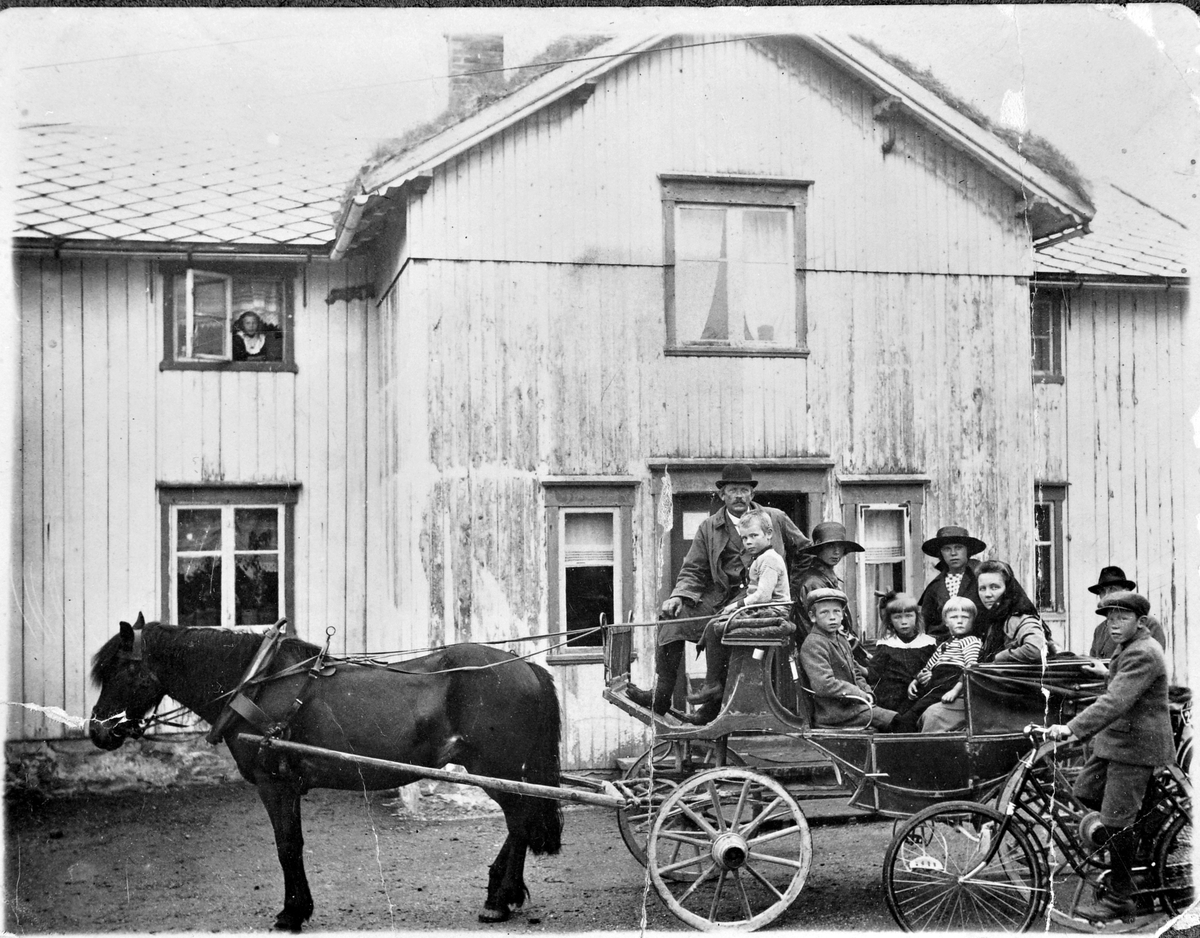 Familie med hest og karjol på Dalebakken, Opphaug, Ørland - Museet ...