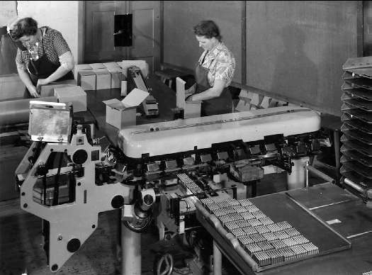 Interiör från ammunitionsfabriken (Vanäsverken). På fotot syns Lilly ...