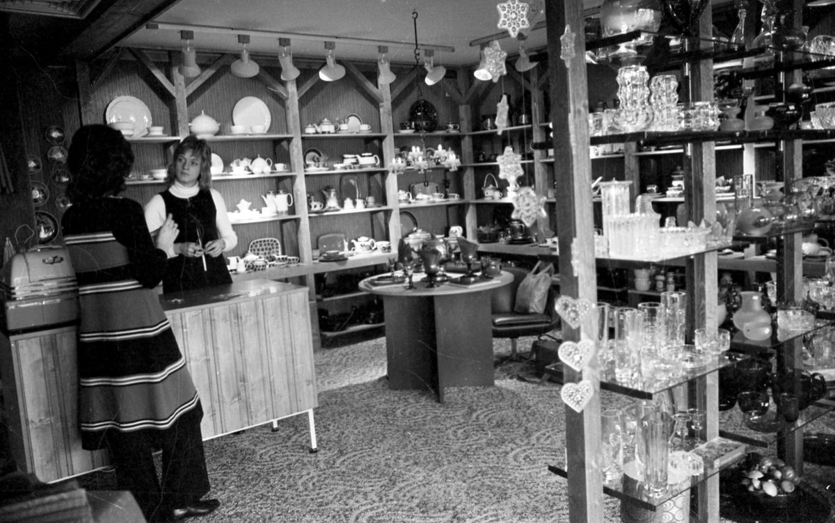 Interiør i en gavebutikk som selger glassvarer og pyntegjenstander ...