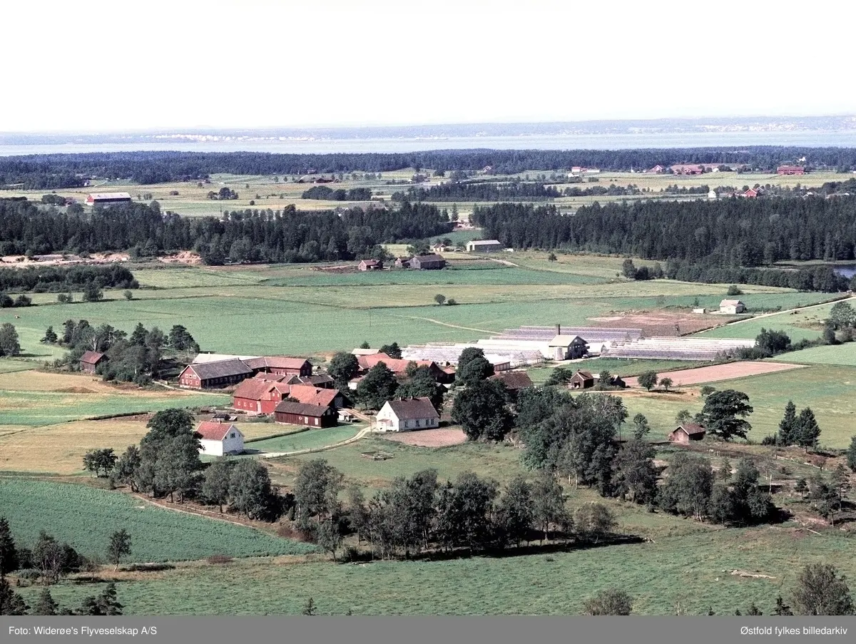Oversiktsbilde over Huggenes gård i Rygge. - Østfold fylkes billedarkiv ...