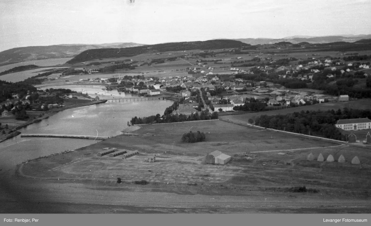 Flyfoto av Levanger, tatt av tenåringen Per Renbjør med sin fars Leica ...