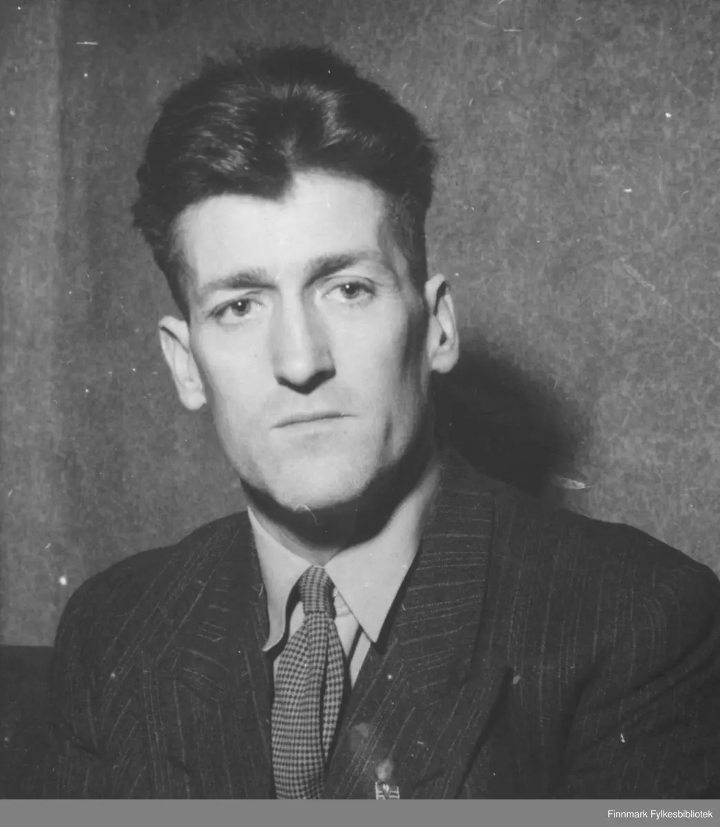 Portrett av statsråd Peder Holt, tatt 1946. Han har kort bakovergredd ...