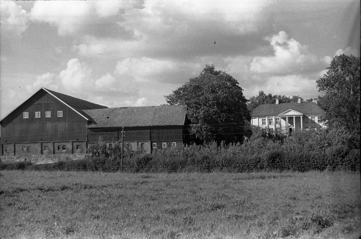 Fra gården Rogneby i Østre Toten. Serie på 10 bilder av bygninger og ... Fra gården Rogneby i Østre Toten. Serie på 10 bilder av bygninger og ...