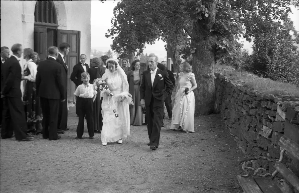 Fra bryllupet til Ingrid Lund og Carl Oskar Hagen 24/8-1946. Brudeparet ...