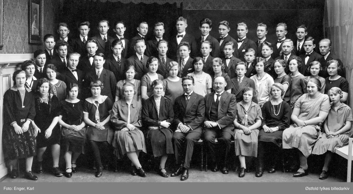 Klassebilde av elever og lærere ved Skjeberg Folkehøyskole ca. 1926 ...