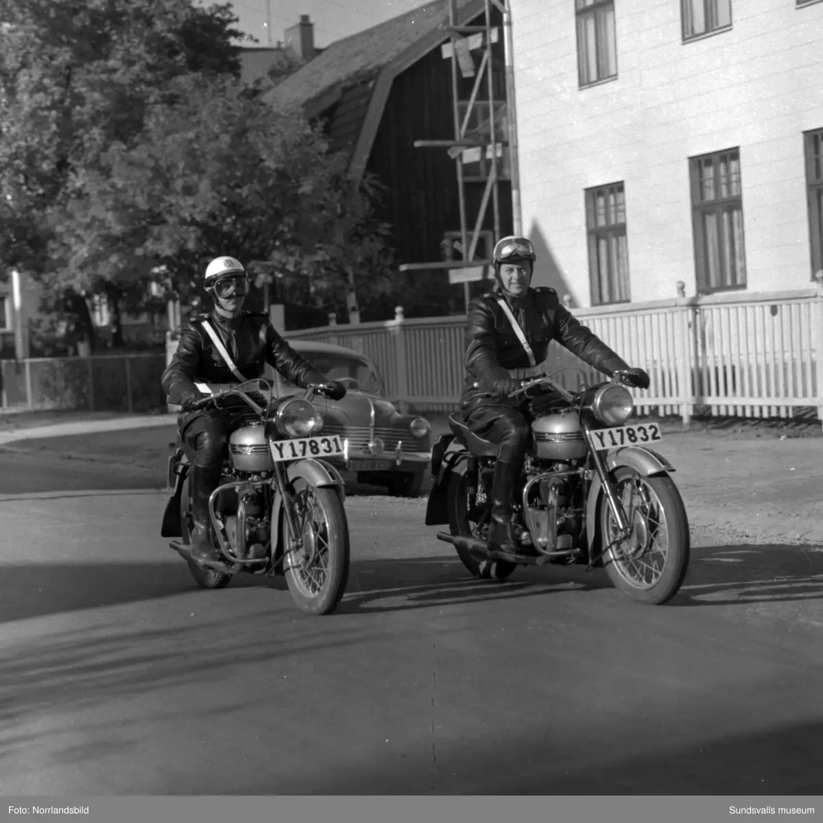 MC-poliserna Hans Teike och Eric Lindahl visar upp sina Triumph Tiger ...