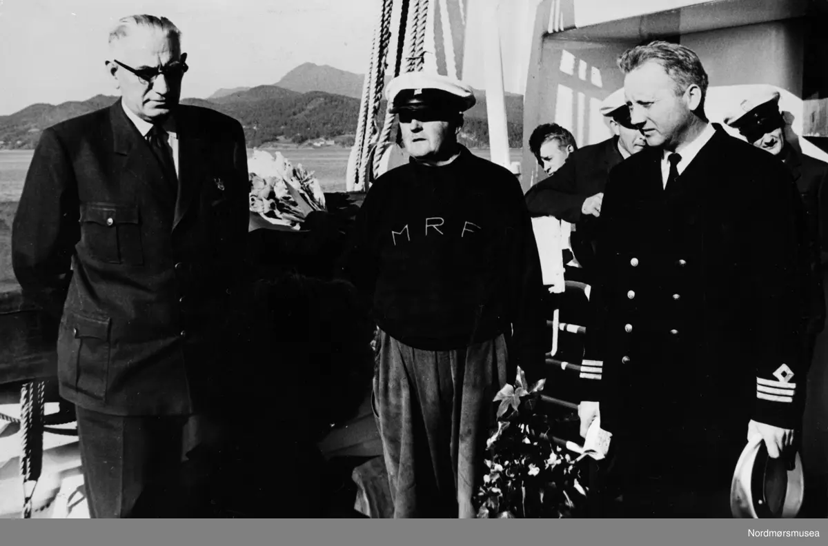 Bussjåfør, MRF-uniformer (Møre og Romsdal Fylkesbåtar). mye blomster ...