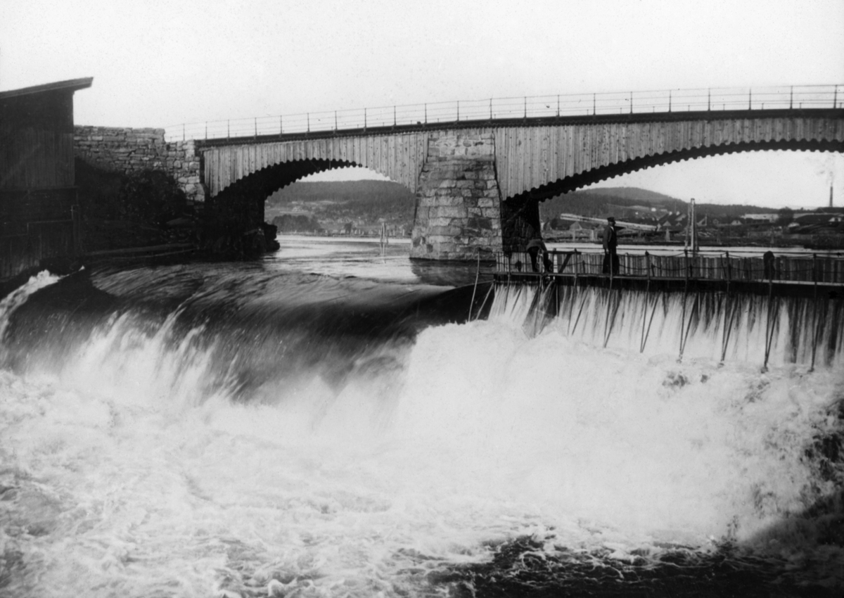 Damfossen – ett av elveløpene mellom Hjellevannet og det ...