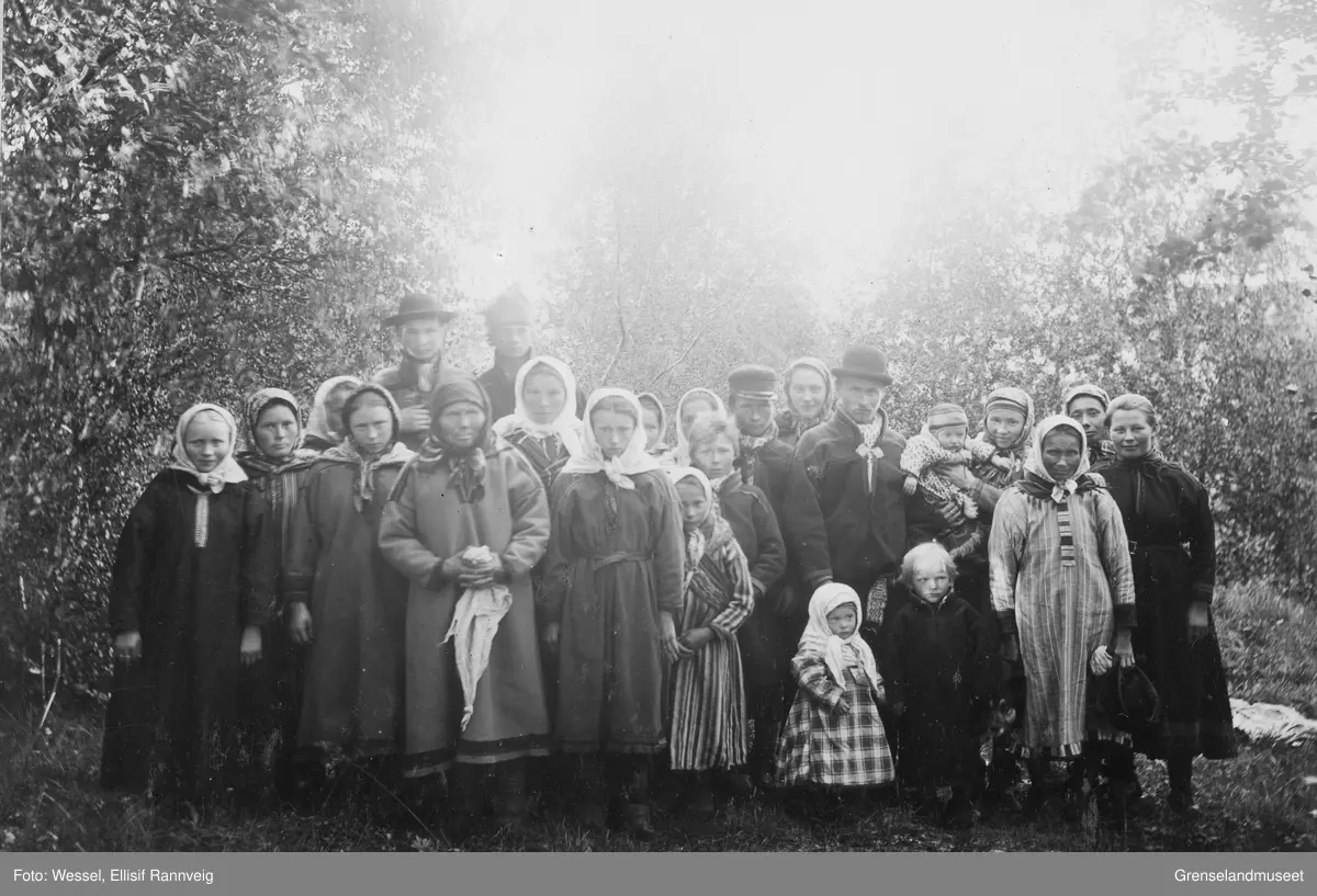 Samer i hagen på Solheim. Ole Johnsen Must og Per John Savio står ...