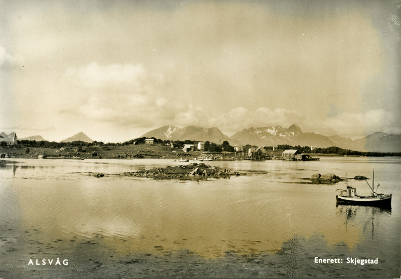 Alsvåg i Øksnes sett fra sjøen. - Museum Nord / DigitaltMuseum