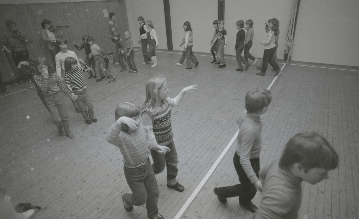 Trysil-Knut dans og spelmannslag. Hallingdans, felespill, dans og lek ...